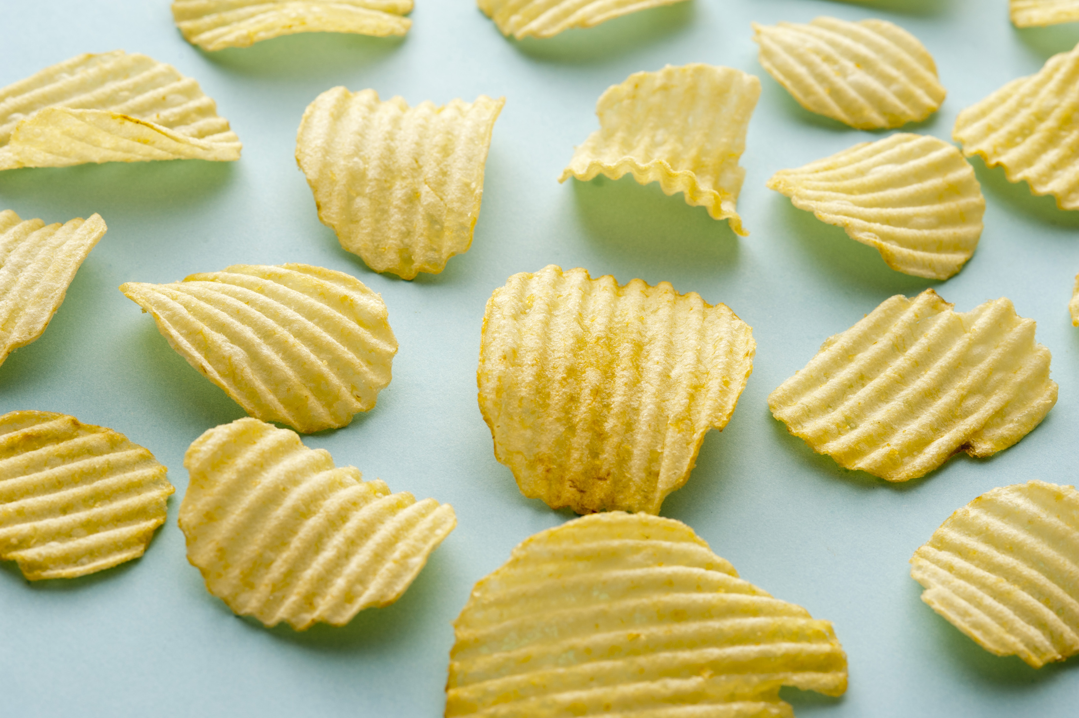 Scattered arrangement of potato crisps - Free Stock Image